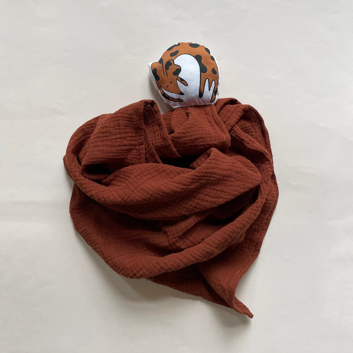 Maxi doudou Chien en double gaze toffee personnalisable – Carotte & Cie